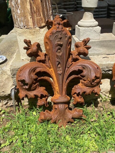 Cast Iron Florentine Lily - RA-MA