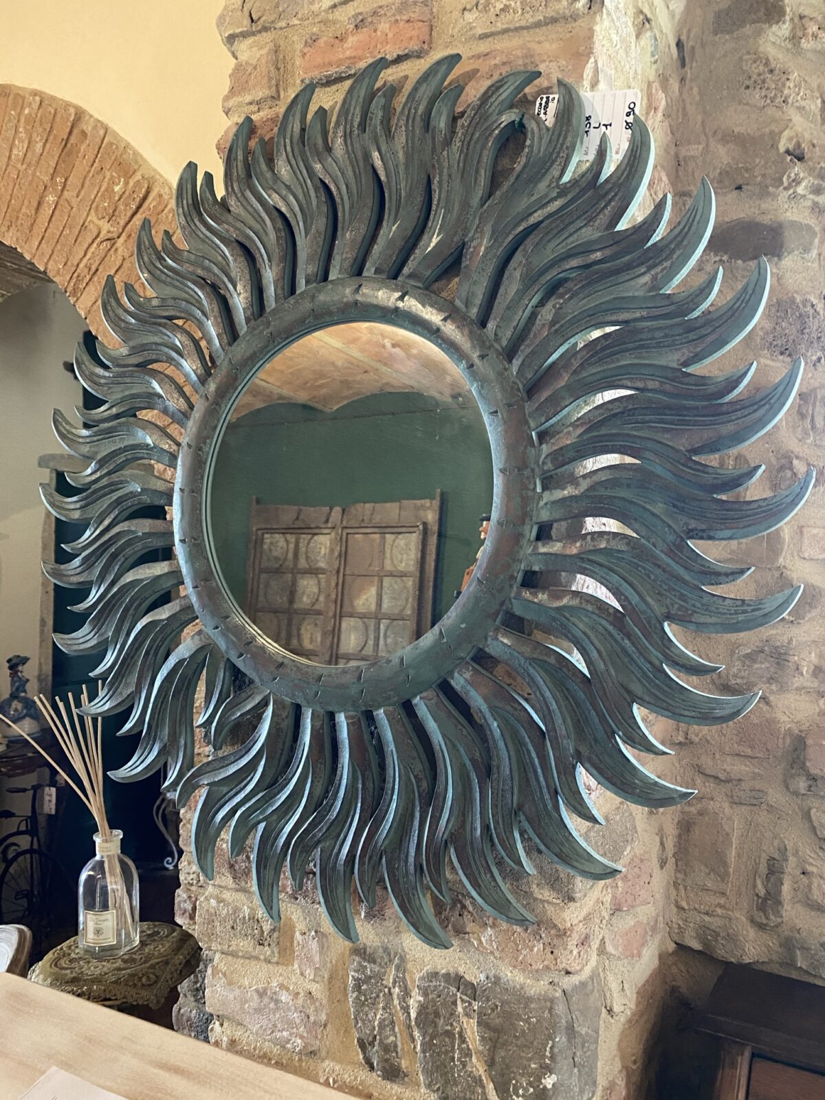 Specchi Antichi: Valorizzare gli Spazi con Stile e Storia